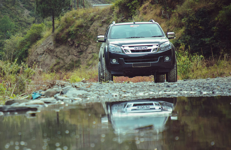 Self Drive Isuzu Dmax Vcross 4x4 Car for day or week